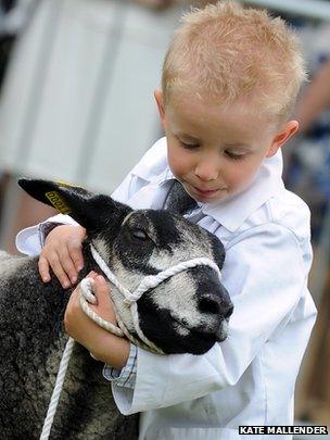 Thousands flock to Great Yorkshire Show - BBC News