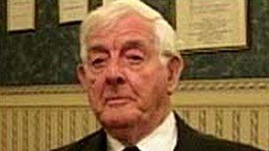 Royal Oak sinking survivor Bert Pocock of Reading dies aged 92 - BBC News