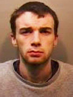 Luton accountant Atif Ali shooting: Gun supplier jailed - BBC News