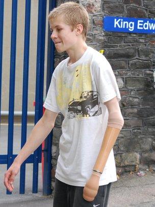 The one-armed man who somersaults on rooftops - BBC News