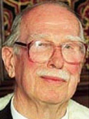 Lib Dem peer George Mackie dies aged 95 - BBC News