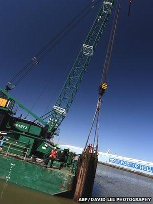 Hull's King George Dock lock gates in £3m replacement - BBC News