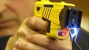 Man shot with taser in pharmacy robbery - BBC News