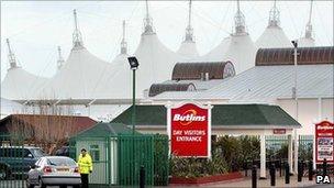 Bognor Regis Butlins evacuated after nightclub arson - BBC News