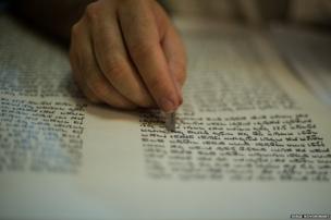 In pictures: Writing a Torah scroll - BBC News