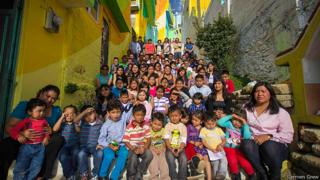 Palmitas, el barrio mexicano que combate la violencia con colores - BBC ...