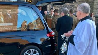 Sid Metcalfe funeral: Military send-off for Normandy veteran - BBC News