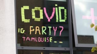 Window pain: Isolating university students send a message - BBC News