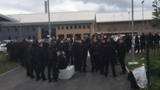 Prison staff protest over 'unprecedented' inmate violence - BBC News