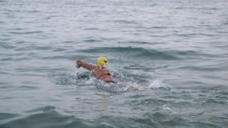 Endurance swimmer smashes record-breaking Channel crossing - BBC Newsround