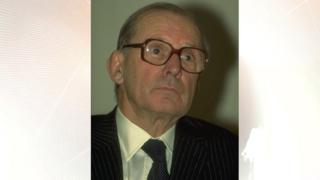 Tube push victim Sir Robert Malpas 'went flying' onto tracks - BBC News