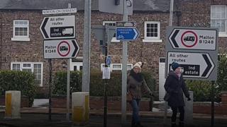Is this road sign in Canada the world's most confusing? - BBC News