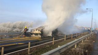 M11: Lorry fire shuts northbound carriageway in Cambridgeshire - BBC News