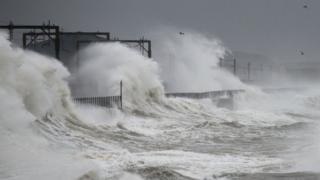 Travel warning ahead of Storm Dudley's strong winds - BBC News