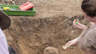 Forgotten River Thames trading hub unearthed after 1,000 years - BBC News