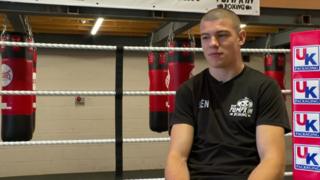 Dozens of youngsters receive free Brierley Hill boxing classes - BBC News