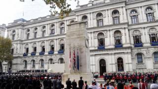 Remembrance Sunday: King leads nation in honouring war dead - BBC News