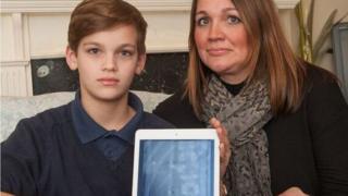 Lengua bífida: los riesgos para la salud de la peligrosa moda de ...