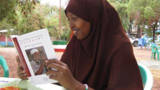 Hadraawi: The Somali poet whose readings were like rock concerts - BBC News
