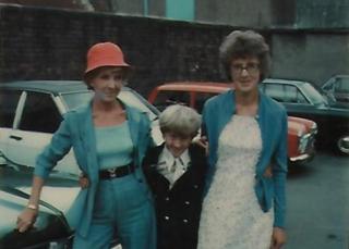 Hanes yn ei ddwylo: Sgwrs â’r arwerthwr Simon Bower - BBC Cymru Fyw