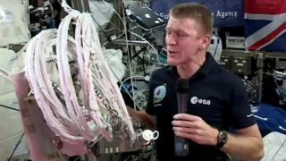 Tim Peake on historic spacewalk - BBC News