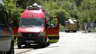 Cylinder explodes in large Sheffield industrial fire - BBC News