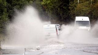 England weather: Heavy rain causes floods and travel chaos - BBC News