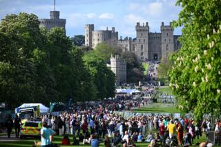 In pictures: Coronation concert and UK street parties - BBC News
