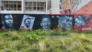 Liverpool footballers depicted in new Anfield murals - BBC News