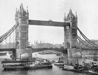 London's Tower Bridge reopens after technical failure - BBC News