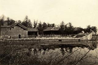 Rare early photographs of Peking - BBC News