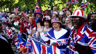 Platinum Jubilee: Queen thanks nation as Jubilee weekend begins - BBC News