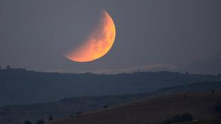 Full lunar eclipse creates rare super blood Moon - BBC News