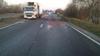 A34 closure: Two-lorry crash causes major delays - BBC News