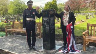 Hull Blitz memorial unveiled remembering those killed - BBC News