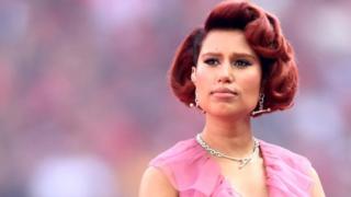 Raye: Singer-songwriter makes history winning six Brit Awards - BBC News
