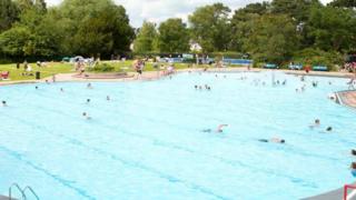 Hinksey Outdoor Pool in Oxford to reopen after problems fixed - BBC News