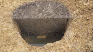 Wiltshire campus dig uncovers 2,700 years of archaeology - BBC News