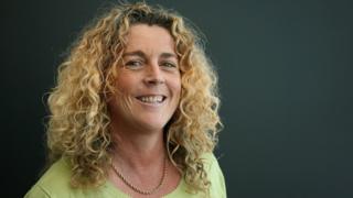 Is humour the way to keep an office happy? - BBC News