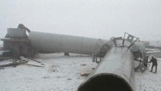 Emley Moor: 50th anniversary of television tower collapse - BBC News