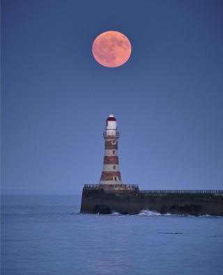 Strawberry Moon captured over England - BBC News