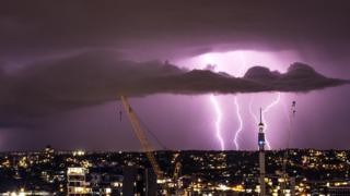 Lightning storm blazes across Queensland skies - BBC News