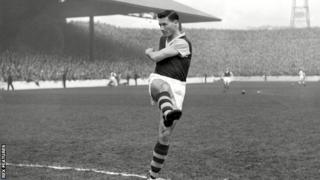 Jimmy McIlroy: Former Burnley & Northern Ireland forward dies - BBC Sport