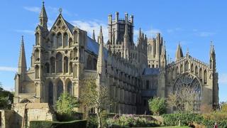 Hundreds visit Ely Cathedral's Sean Henry sculpture exhibition - BBC News