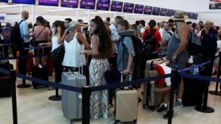 Thomas Cook boss 'sorry' over collapse but defends pay and bonus - BBC News