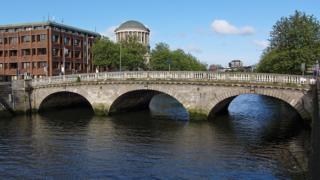 Taith o gwmpas cysylltiadau Cymreig Dulyn - BBC Cymru Fyw