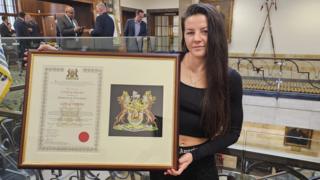 World champion boxer Sandy Ryan awarded Freedom of Derby - BBC News