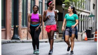 Activité physique : Les 10 avantages de la marche pour la santé - BBC News Afrique