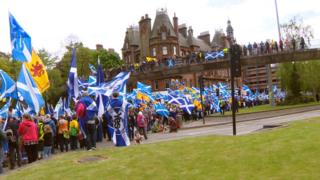 Thousands take part in independence march - BBC News