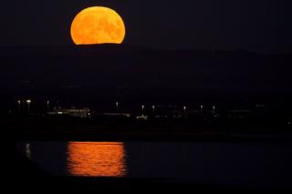 In pictures: Sturgeon moon over Scotland - BBC News